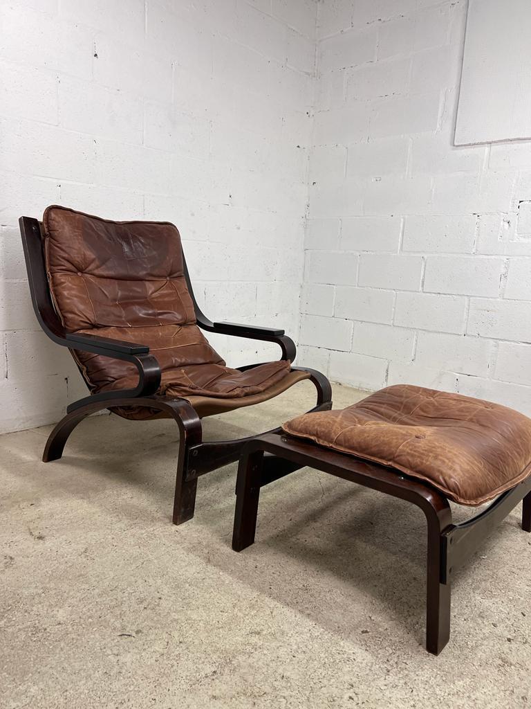 Bekijk Vintage Fauteuil / Eenzit Met Voetbank op Reliving 🤩