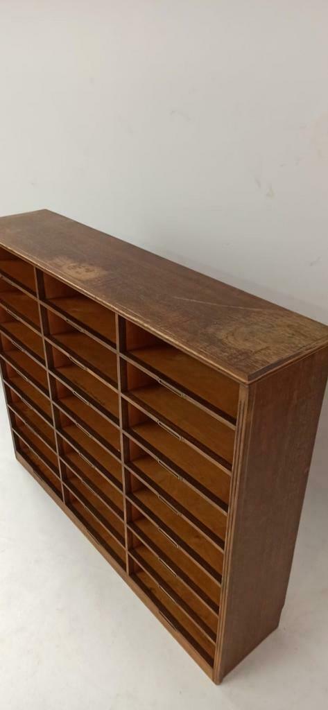 Bekijk Vintage Houten Postsorteer Postvakjes Kast Wandmeubel op Reliving