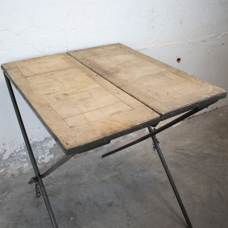 Bekijk Inklapbare Tafel Uit Poolse Leger op Reliving