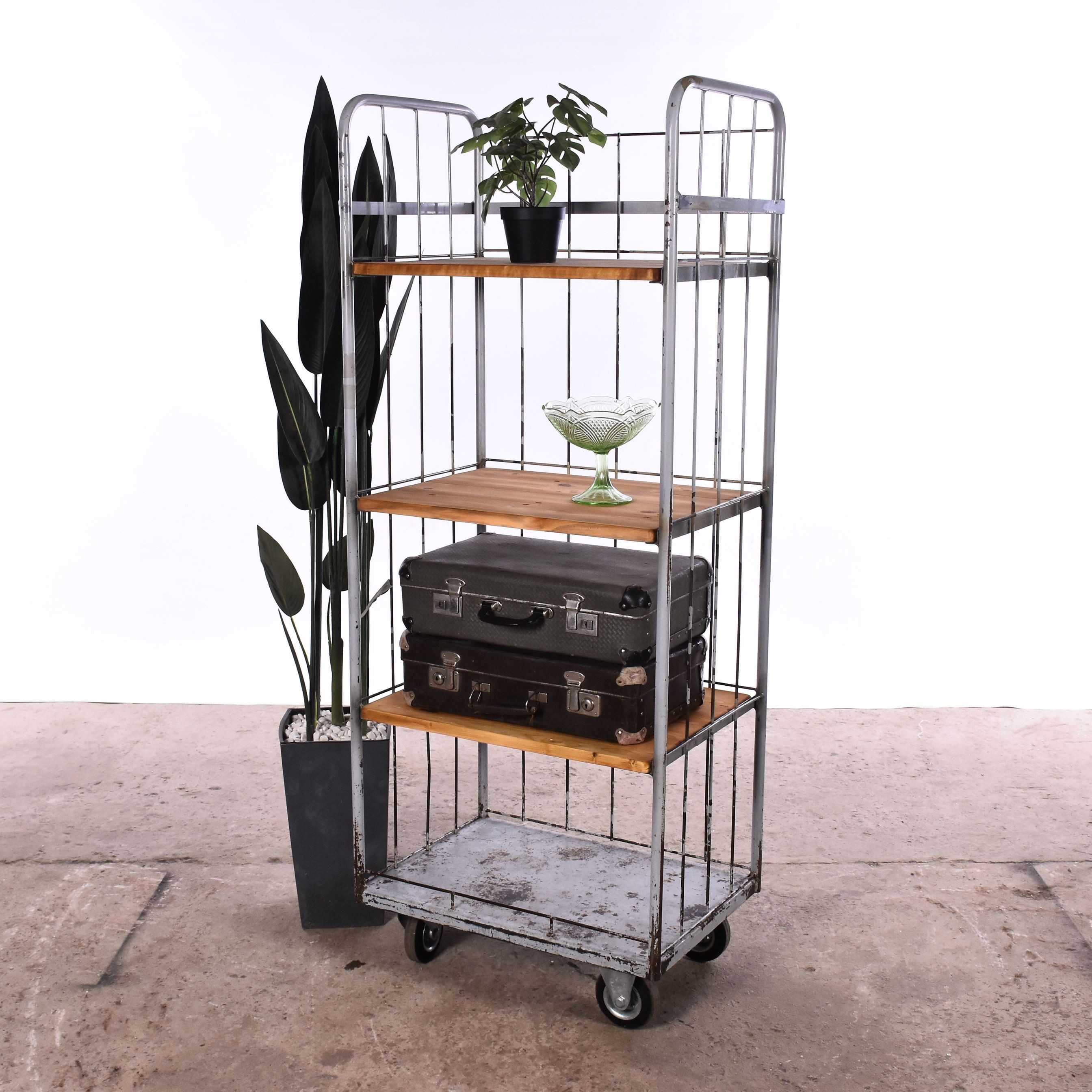 Bekijk Vintage Rolstelling / Rolcontainer | Oud Winkelrek| Industriele ...