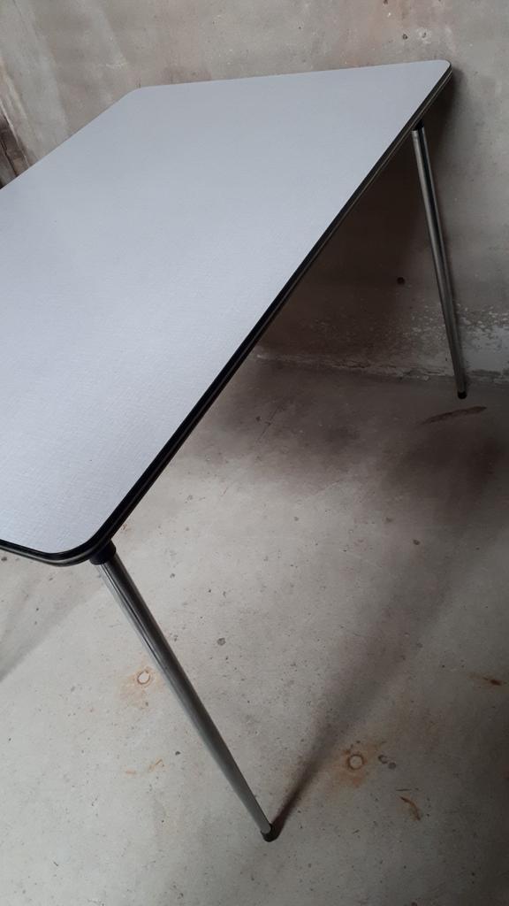 Bekijk Grote Vintage Tafel Formica Tafel Uit De Jaren 60 op Reliving 🤩