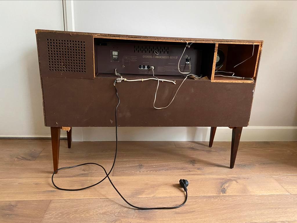 Bekijk Vintage Radiomeubel Met Pick-Up / Grundig Audiomeubel op Reliving
