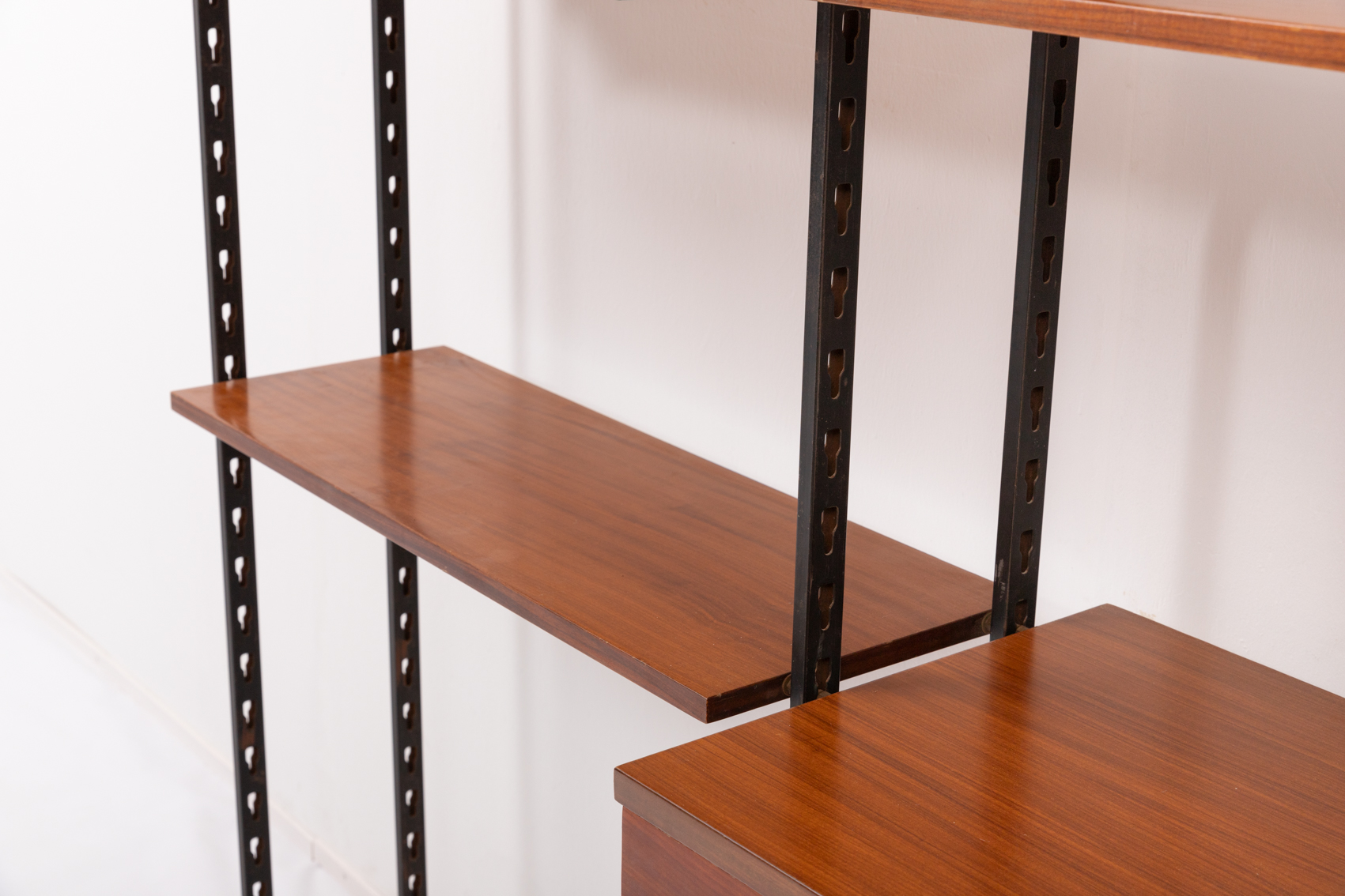 Bekijk 1960’S Italian Modern Modular Cabinet Shelf System / Wandsysteem ...
