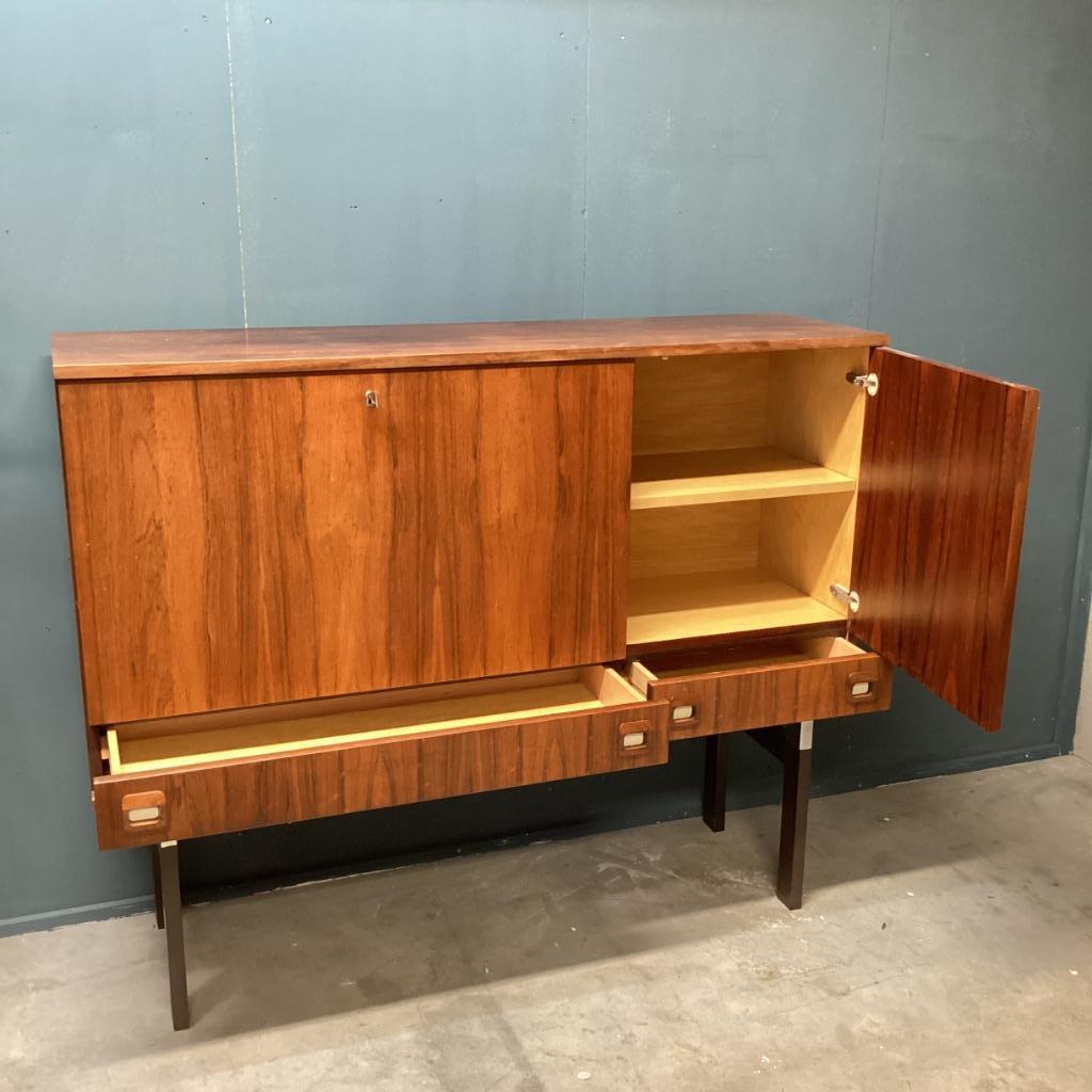 Bekijk Hoog Dressoir, Fristho Jaren 60 op Reliving 🤩