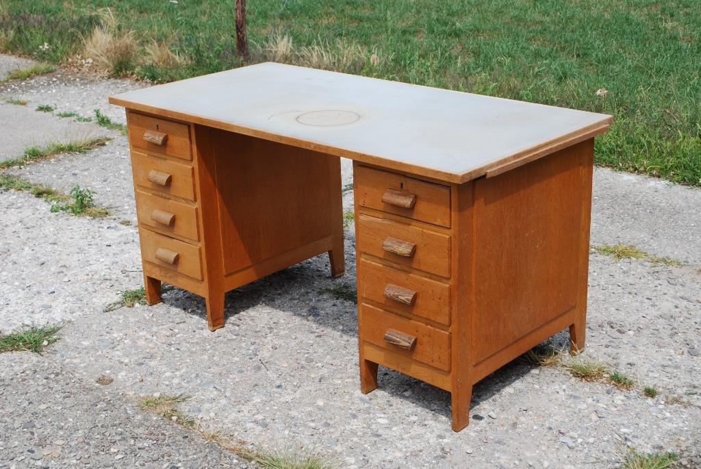 Bekijk Eiken Bureau J.H. Huizenga Meubelfabrieken 1962 op Reliving