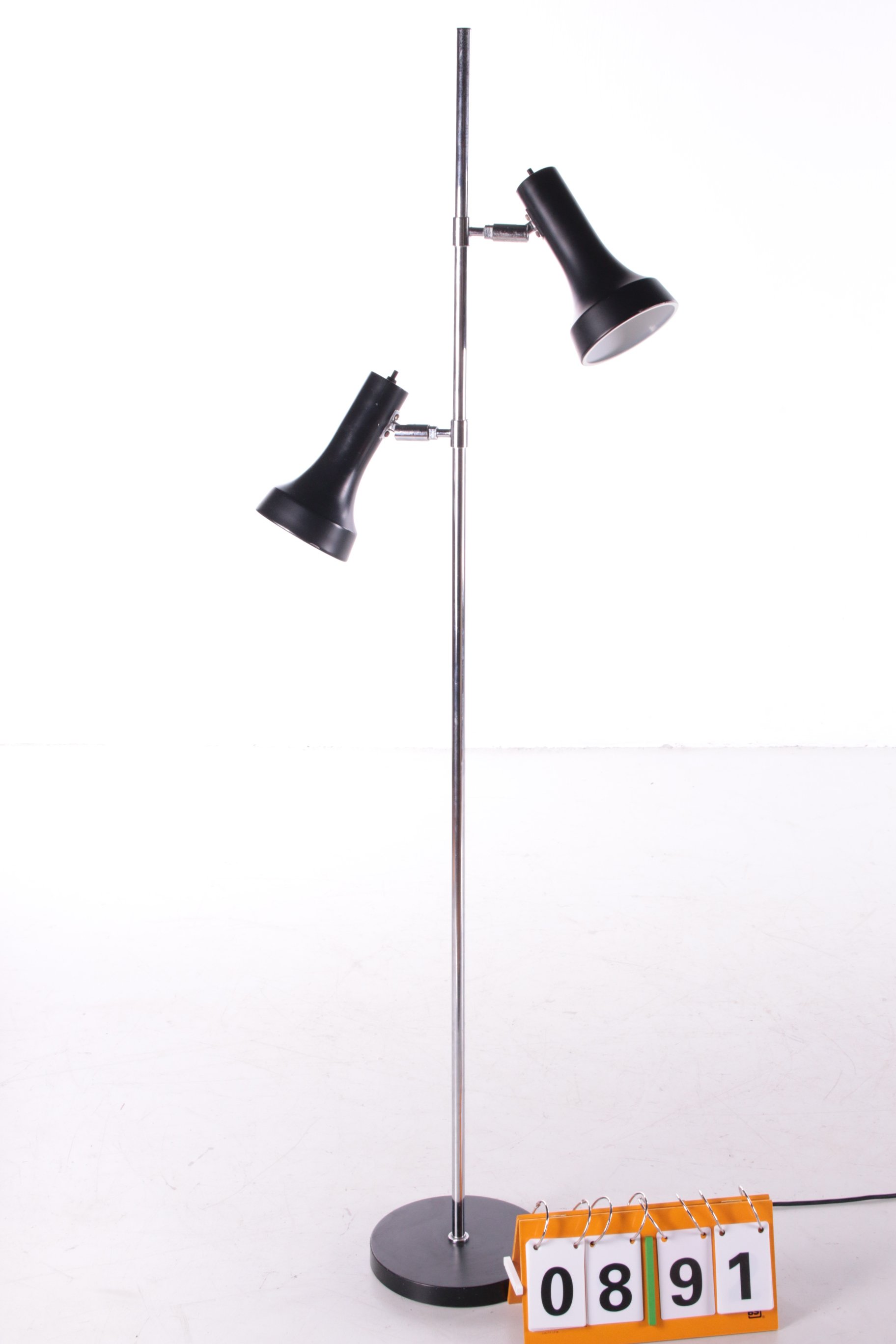 Bekijk Vintage Vloerlamp Met 2 Zwarte Verstelbare Spots,60S. op Reliving