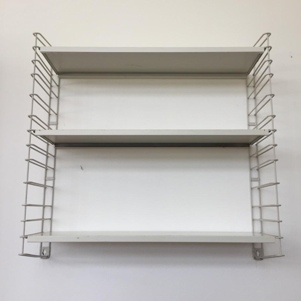 Bekijk Jaren 50 60 Tomado Rek Wit Metalen Planken En Witte Houders op ...