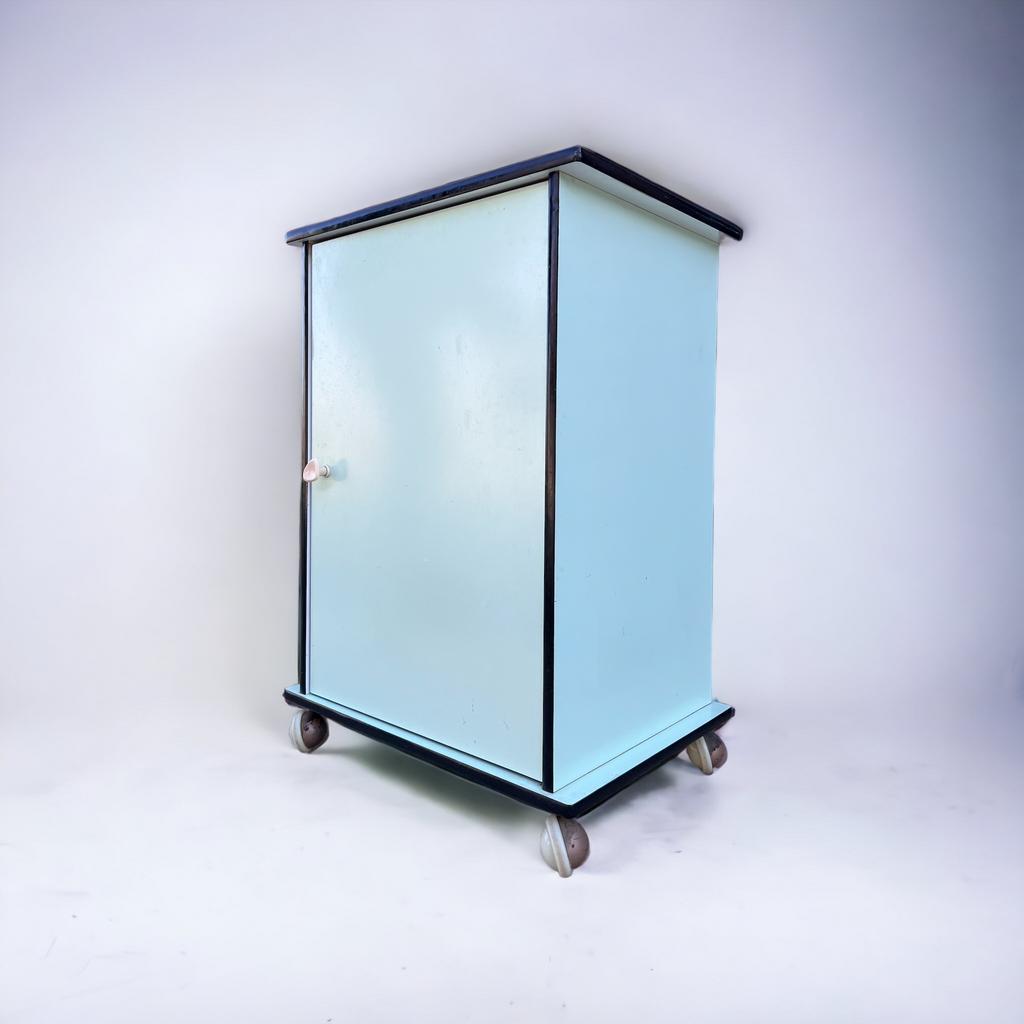 Bekijk Vintage Pastelgroene Formica Kast Op Wieltjes op Reliving 🤩