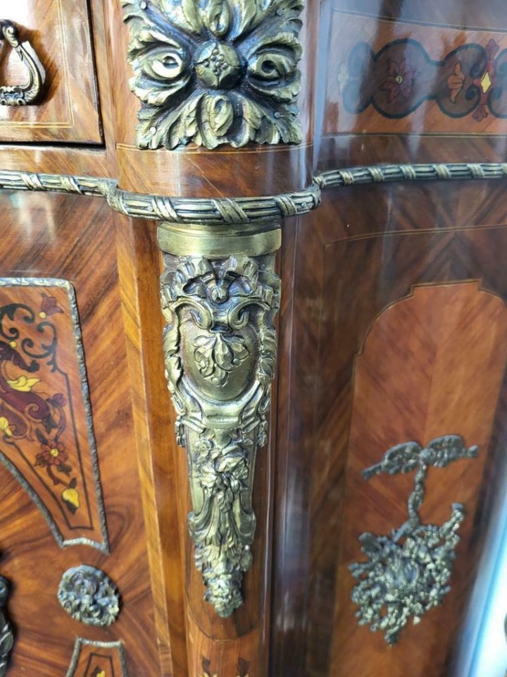 Bekijk Rococco Barok Kast Met Marmeren Blad & Koperen Details op Reliving