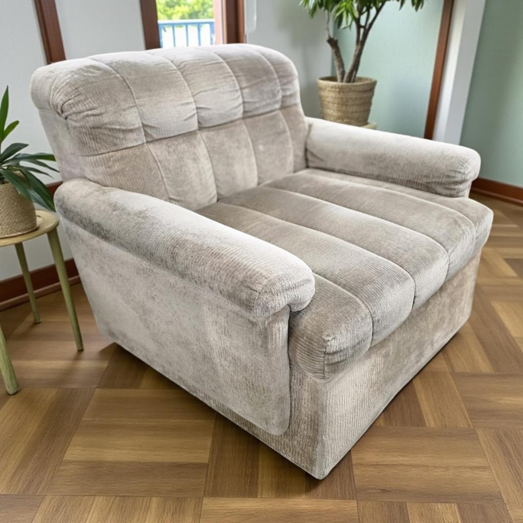 Vintage Fauteuil Velours Beige bij Reliving