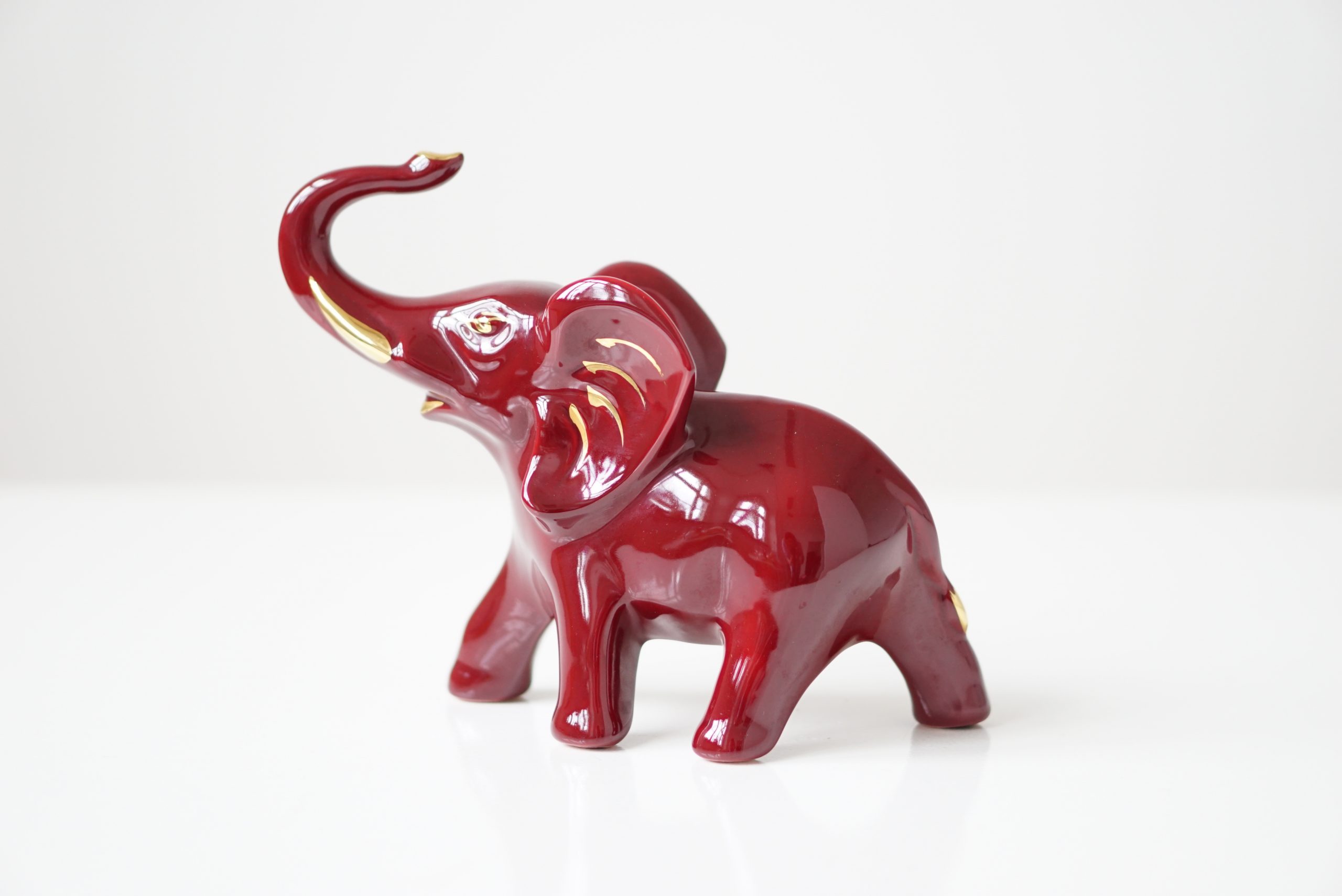 Bekijk Fine Italian Porcelain Elephant Figurine With 24K Gold Paint Oro ...