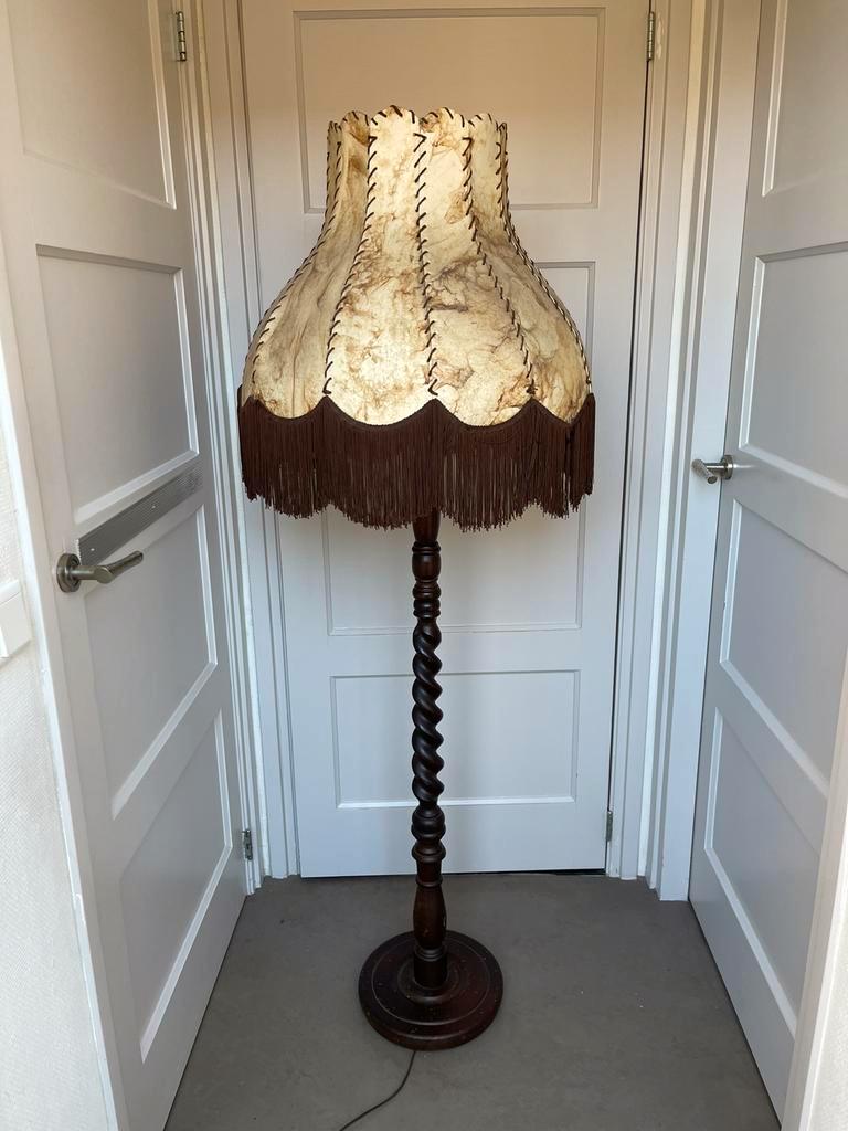 Bekijk Vintage Brocante Staanlamp Met Granny Kap op Reliving 🤩