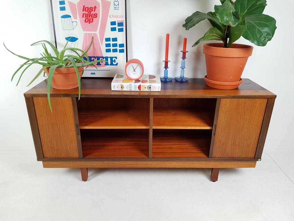 Bekijk Vintage Deens Dressoir Rol Deurtjes Teak Fineer op Reliving