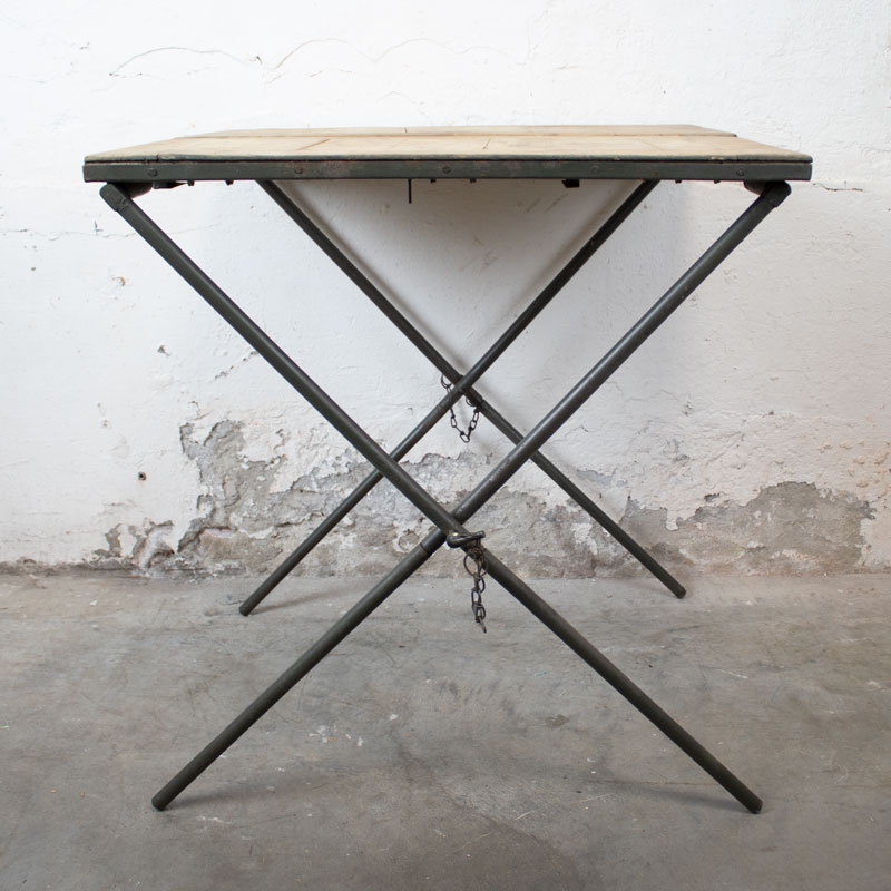 Bekijk Inklapbare Tafel Uit Poolse Leger op Reliving