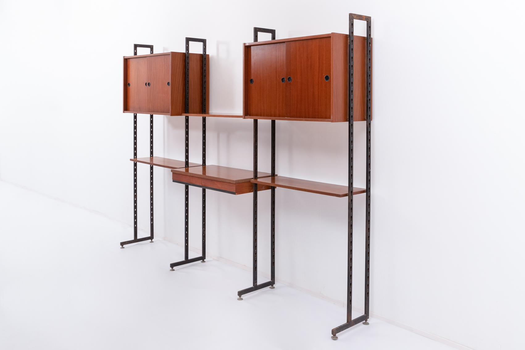 Bekijk 1960’S Italian Modern Modular Cabinet Shelf System / Wandsysteem ...