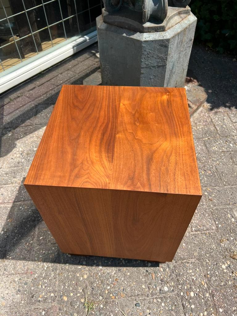 Bekijk Notenhouten Kubus/ Bijzettafel op Reliving