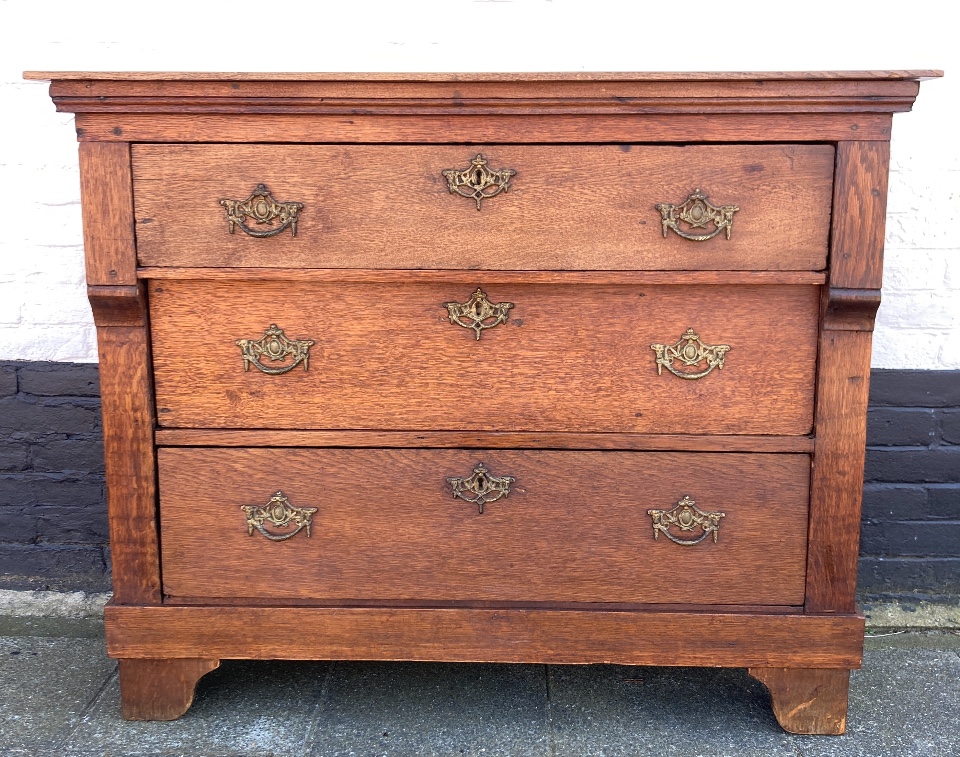 Bekijk Antiek Eiken 3 Ladenkast , 110 X 42 Cm, Hoog 80 Cm op Reliving 🤩