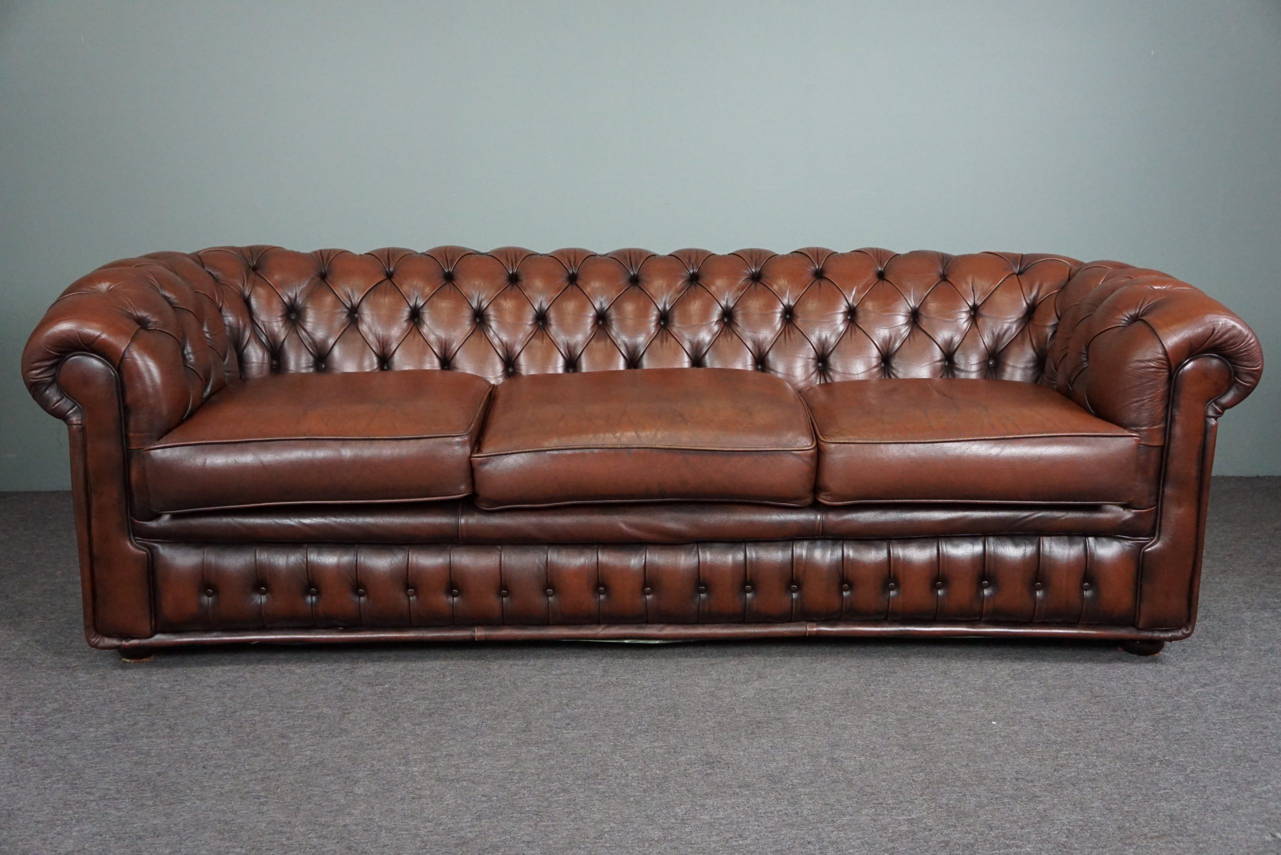 Bekijk Smaakvolle Grote Rundleren Chesterfield Bank, 3 Zits op Reliving