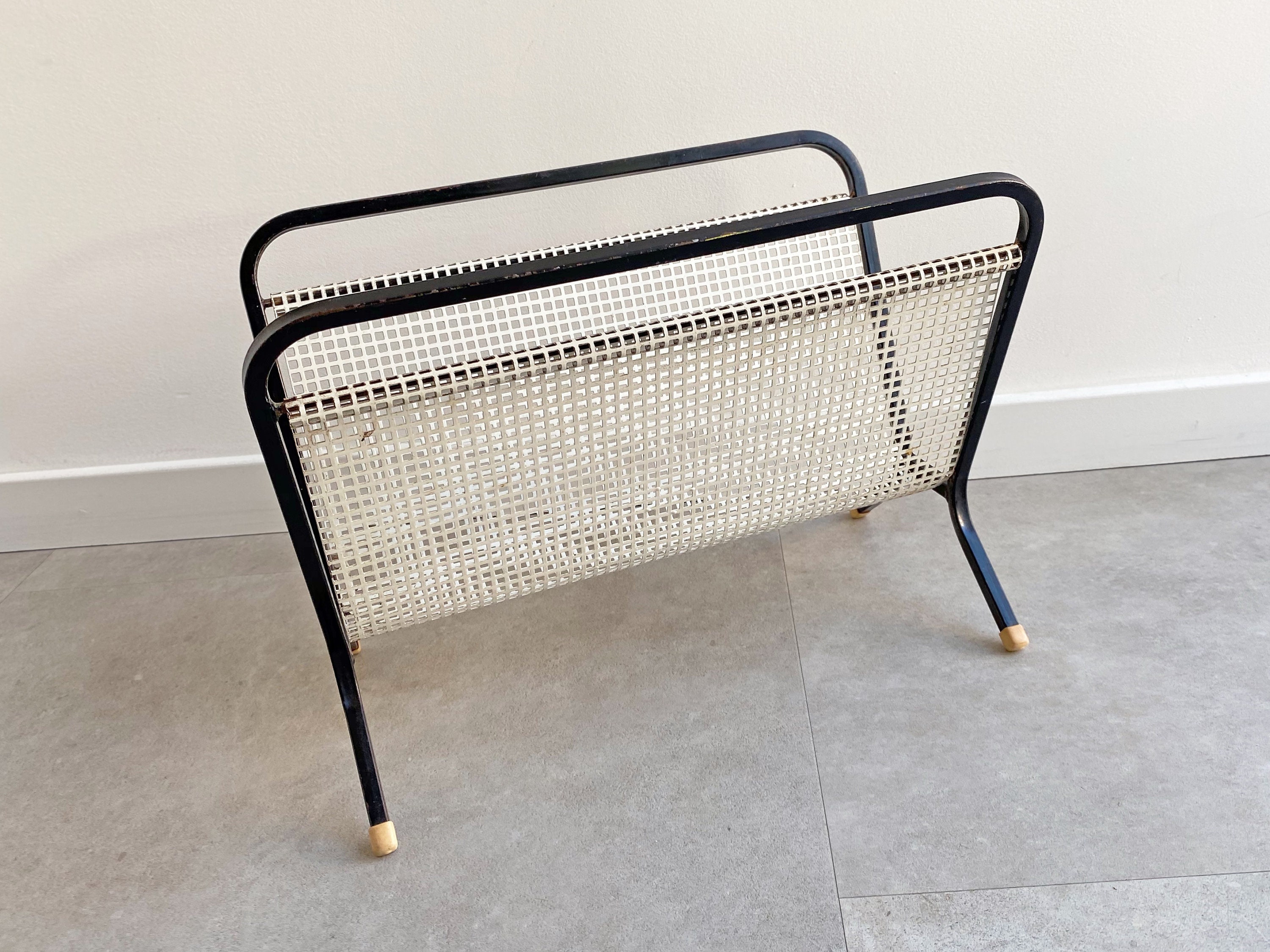 Bekijk Vintage Geperforeerd Metalen Tijdschriftenrek / Krantenmand ...