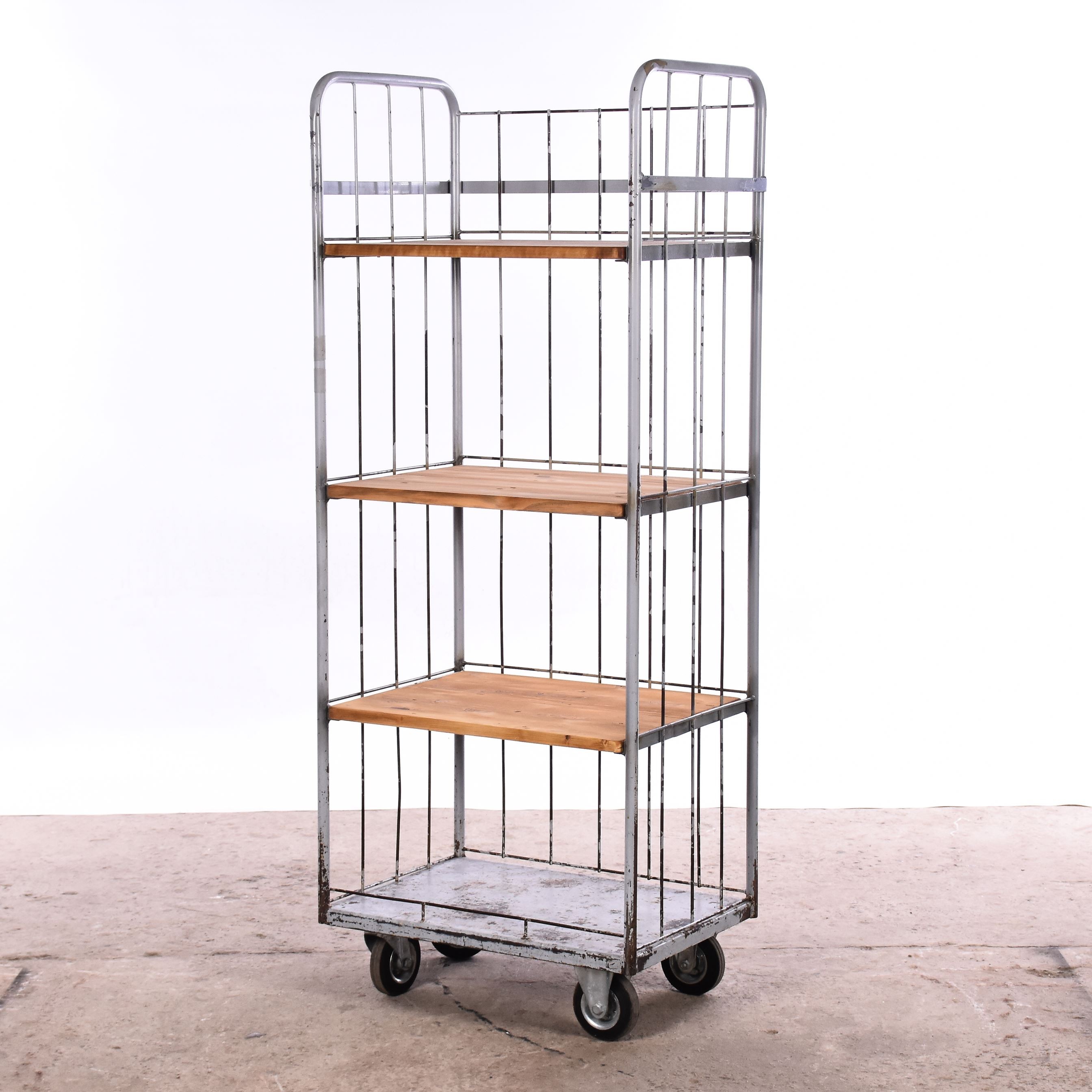Bekijk Vintage Rolstelling / Rolcontainer | Oud Winkelrek| Industriele ...