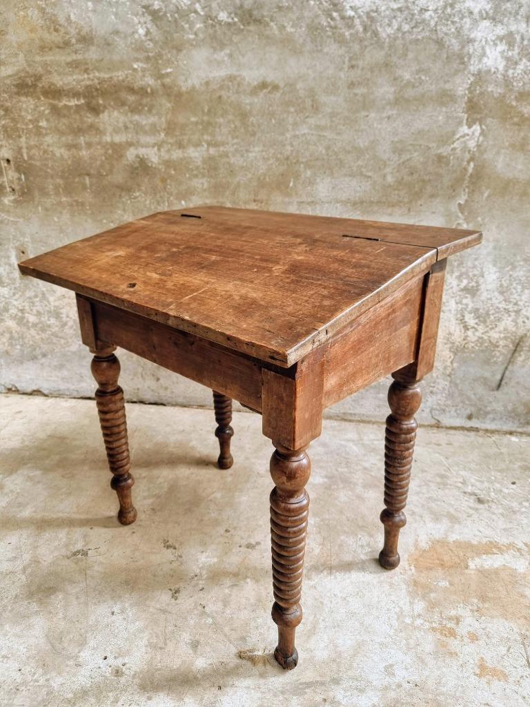 Bekijk Antieke Lessenaar Sidetable Frans 57 X 80 Cm op Reliving 🤩