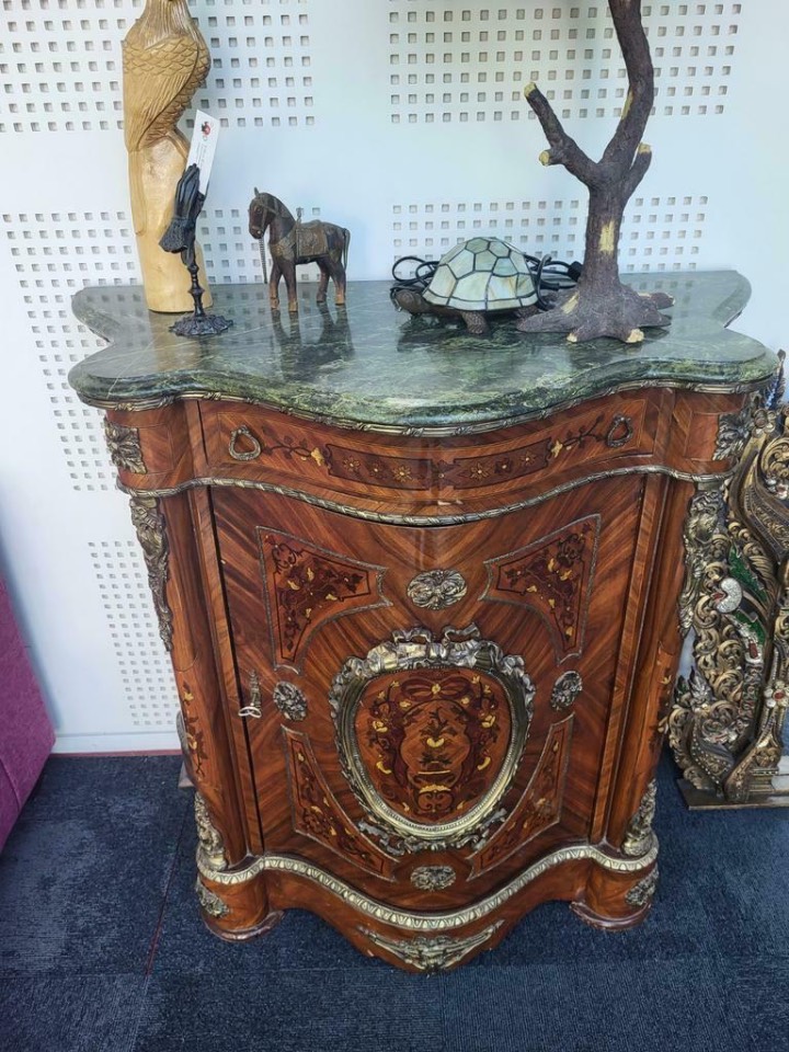 Bekijk Rococco Barok Kast Met Marmeren Blad & Koperen Details op Reliving