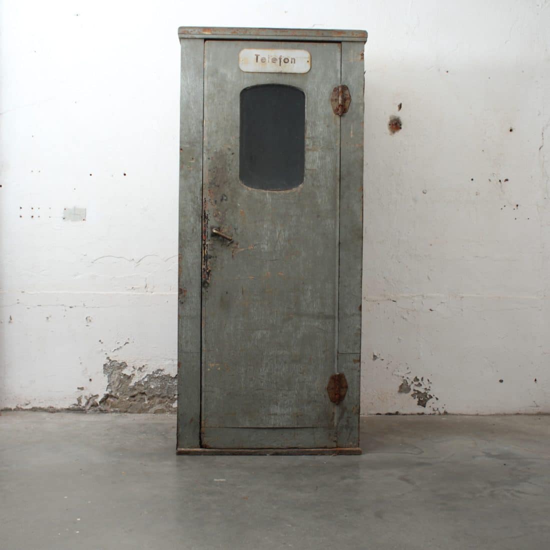 Bekijk Oude Telefooncel Uit Oost-Duitsland op Reliving