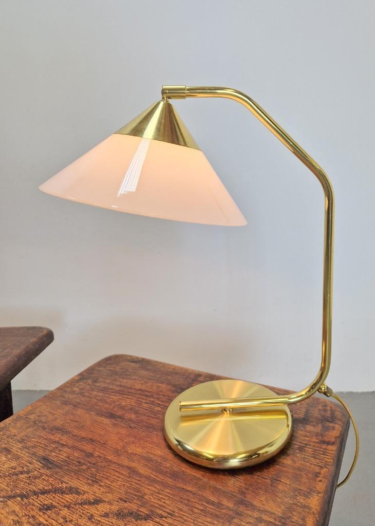Bekijk Vintage Tafellamp Messing Melkglas Bankierslamp '70 Regency op ...