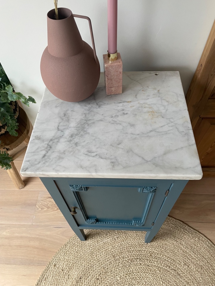 Bekijk Vintage Kastje Met Marmeren Blad op Reliving 🤩