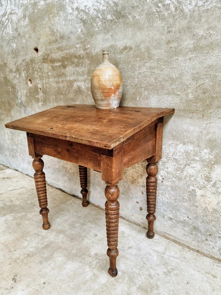 Bekijk Antieke Lessenaar Sidetable Frans 57 X 80 Cm op Reliving 🤩