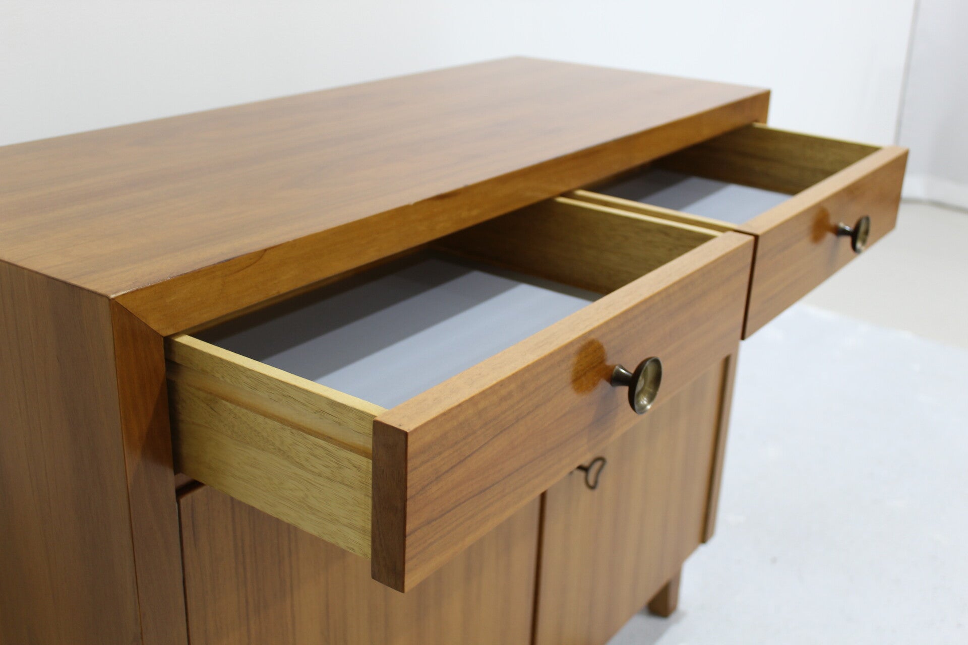 Bekijk Vintage Musterring Dressoir - Notenhout, Jaren '60/'70| 01060 op ...