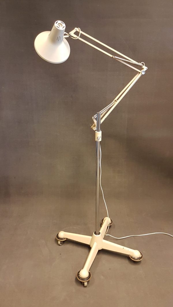 Bekijk Luxo Floor Architect Lamp On 4 Wheels op Reliving 🤩