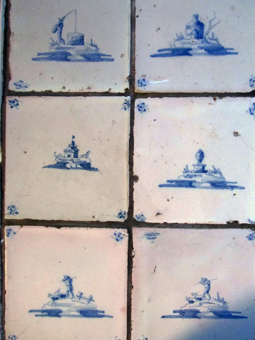 Bekijk Antieke Ijzeren Tafel Met Delftse Tegels op Reliving