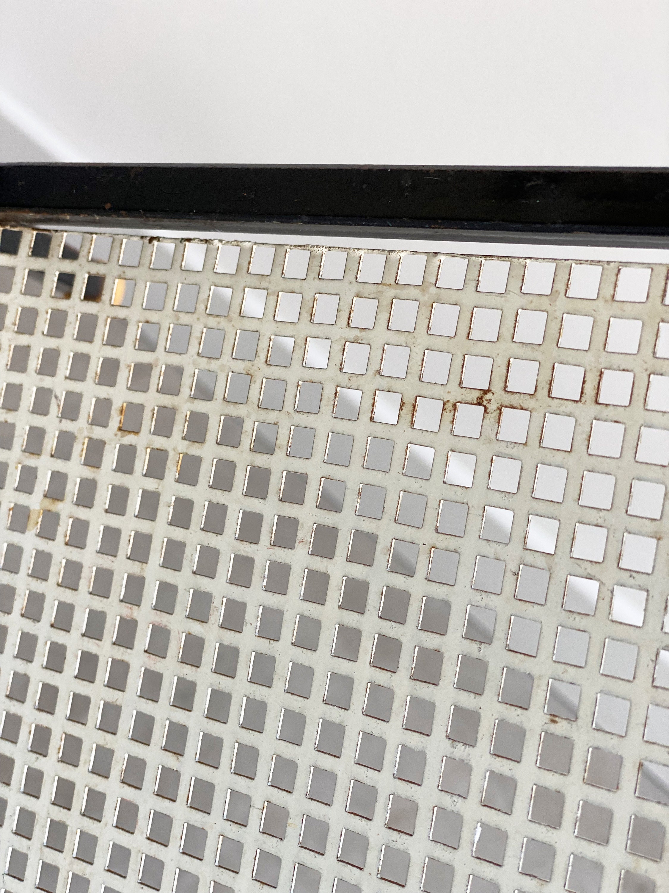 Bekijk Vintage Geperforeerd Metalen Tijdschriftenrek / Krantenmand ...