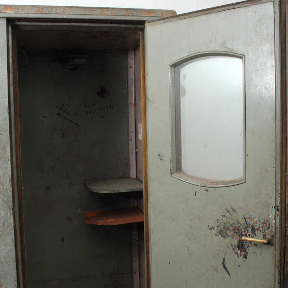 Bekijk Oude Telefooncel Uit Oost-Duitsland op Reliving