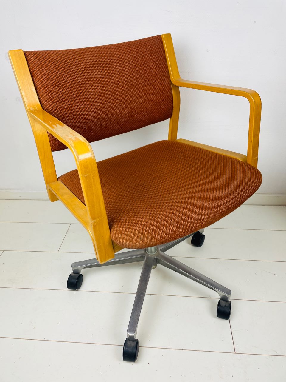 Bekijk Vintage Rm Bureaustoel. Zweeds Design Bureaustoel. Houten Stoel ...