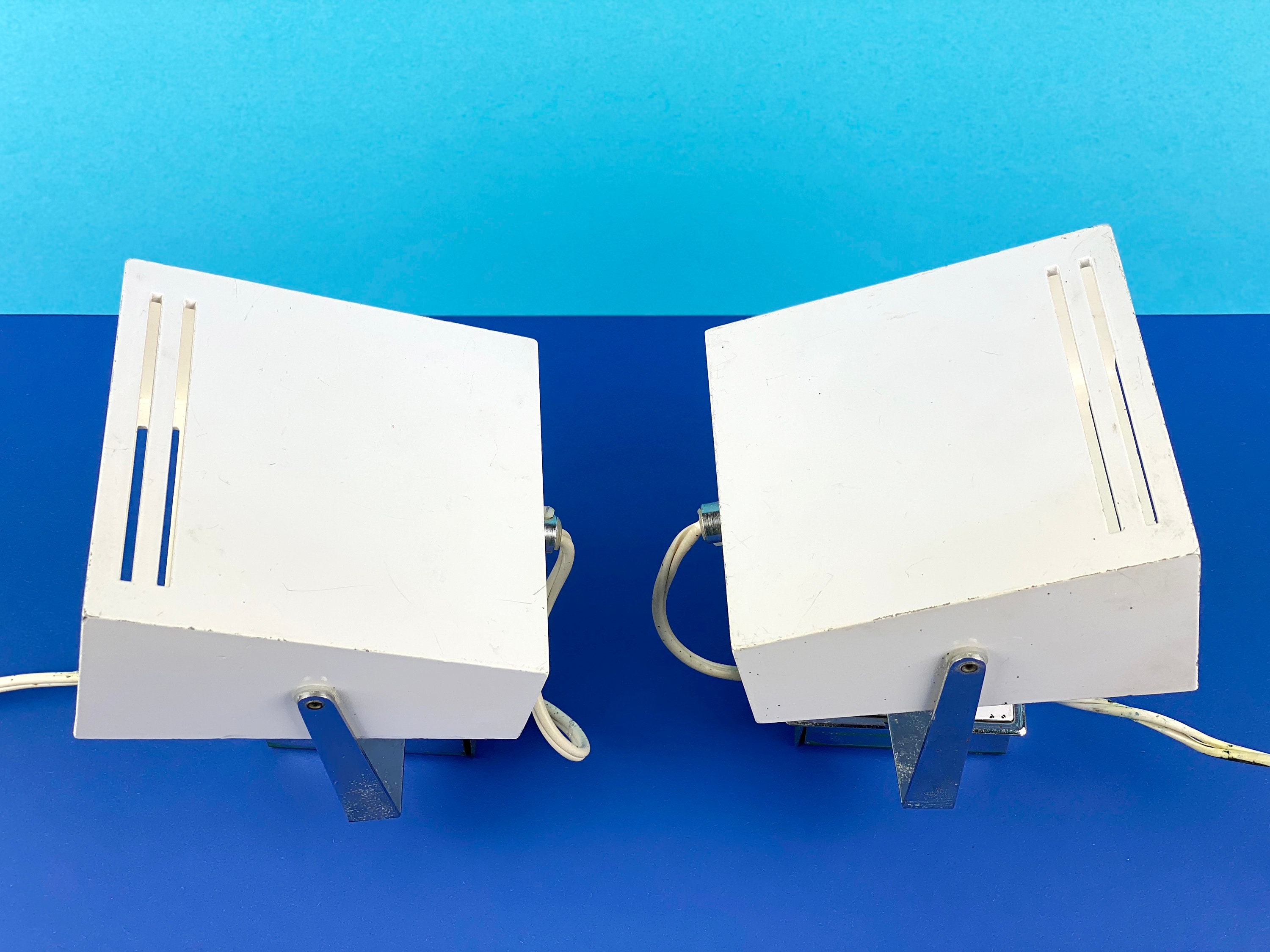 Bekijk Reeks Van 2 Uitstekende Witte Metaal Muur Schansen, Medio Eeuw ...