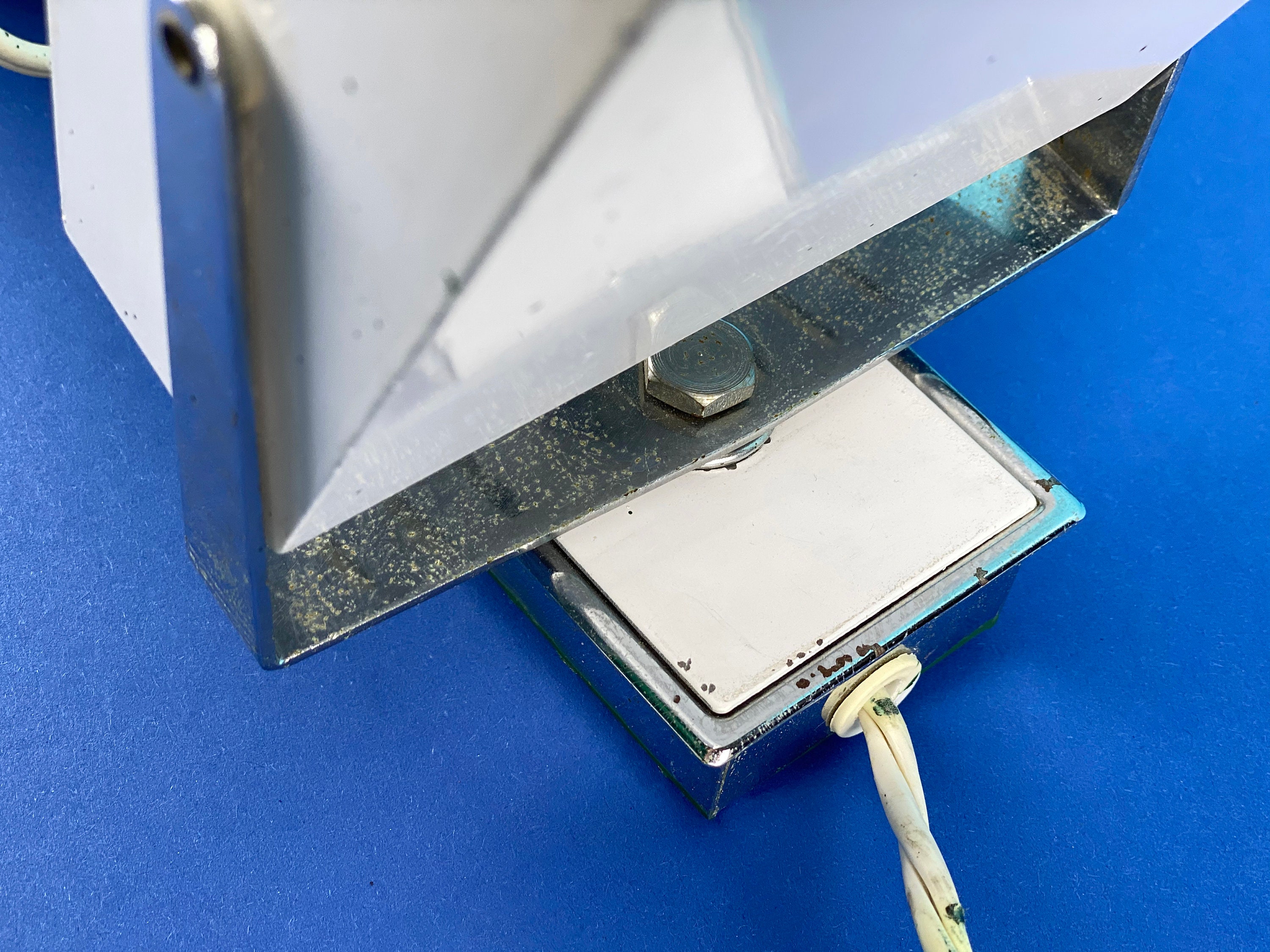 Bekijk Reeks Van 2 Uitstekende Witte Metaal Muur Schansen, Medio Eeuw ...