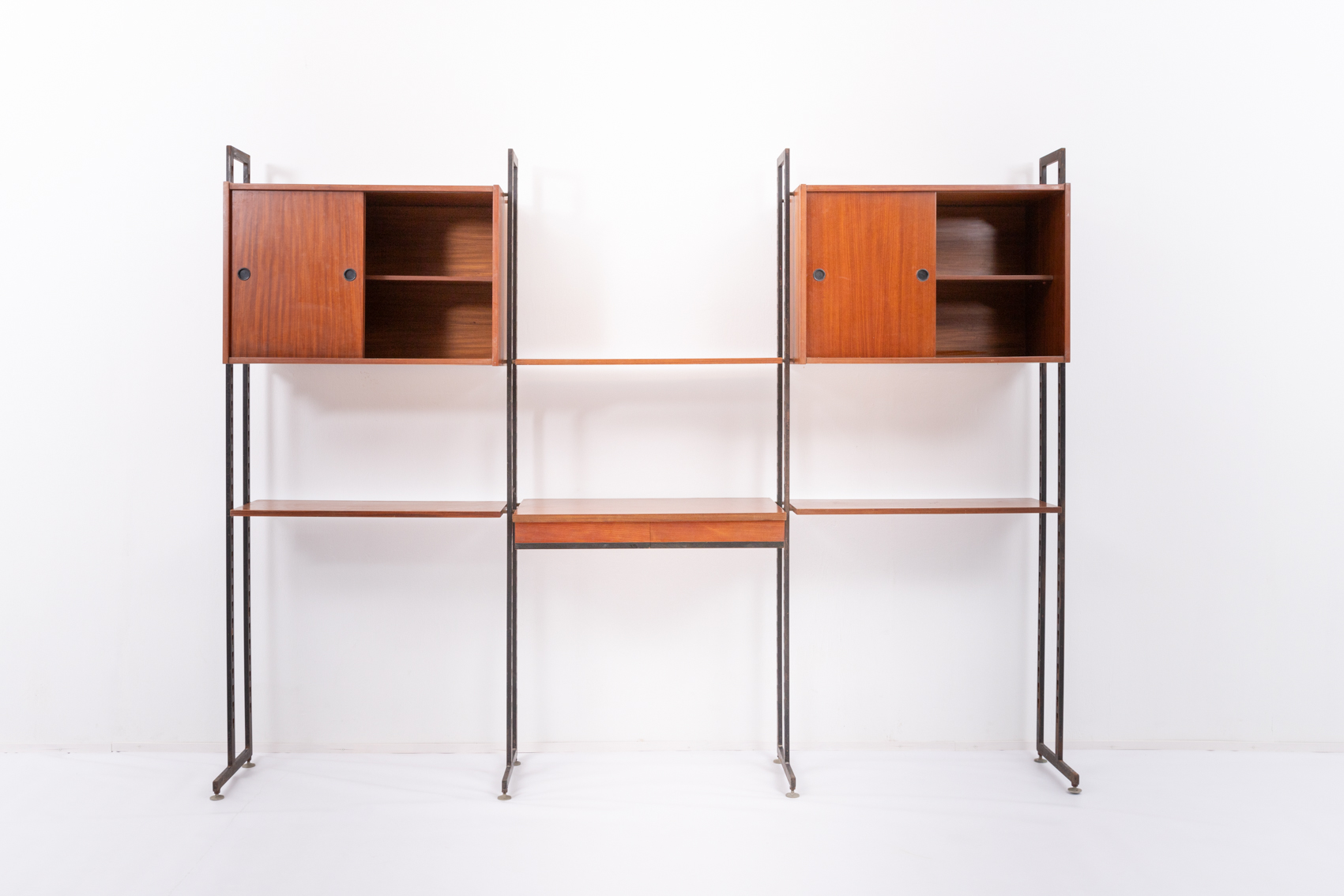 Bekijk 1960’S Italian Modern Modular Cabinet Shelf System / Wandsysteem ...