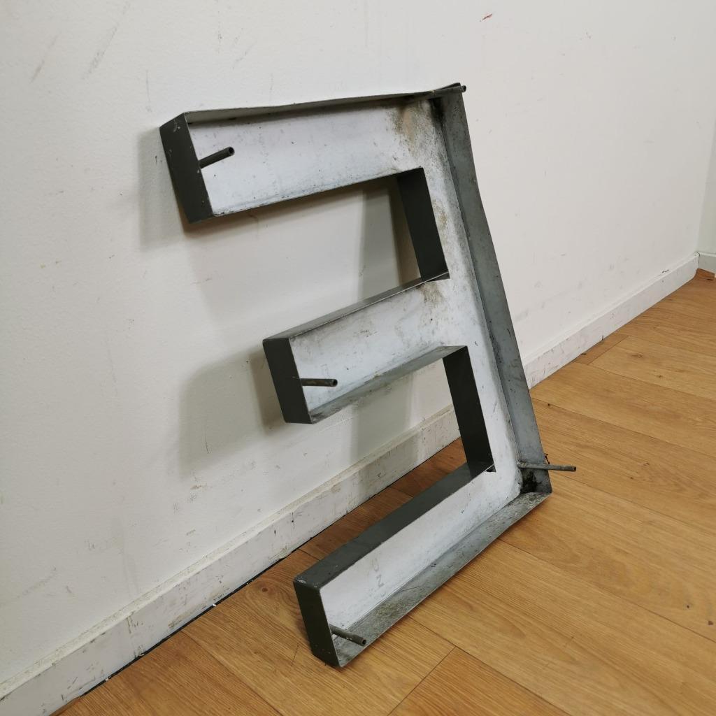 Bekijk Vintage Industriële Metalen Letters Grote Metalen Letters. op ...