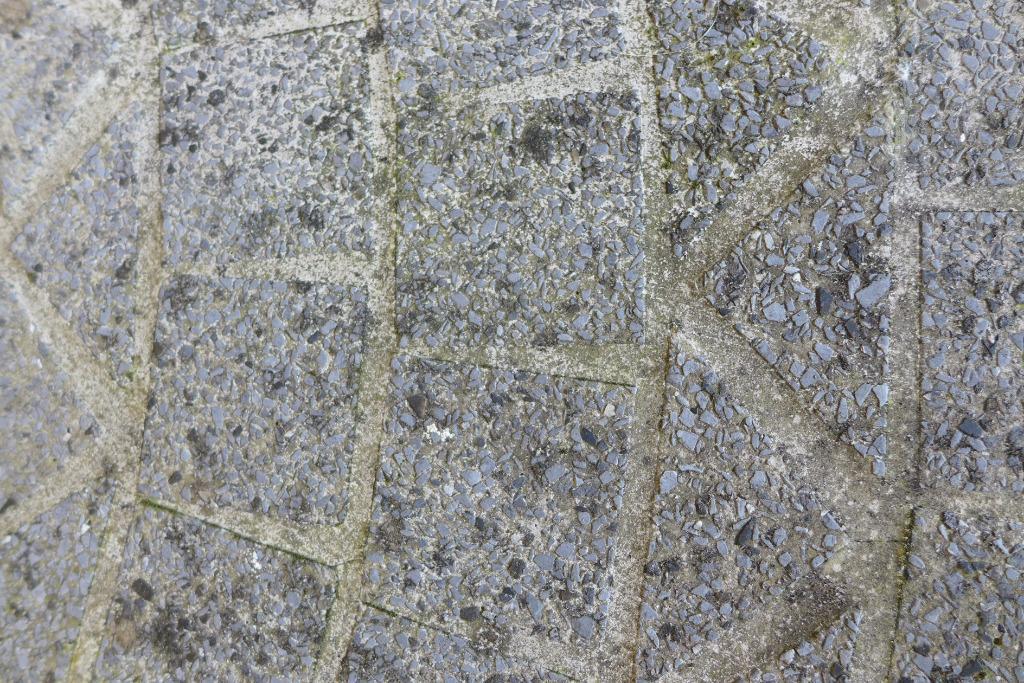 Bekijk Stevige Zware Ronde Stenen Tuintafel op Reliving