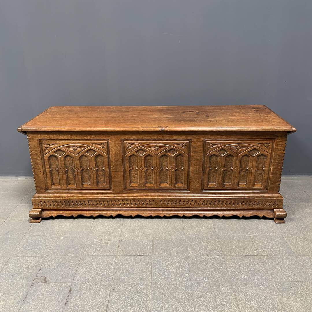 Bekijk Bewerkte Eikenhouten Kist In Gotische Stijl op Reliving