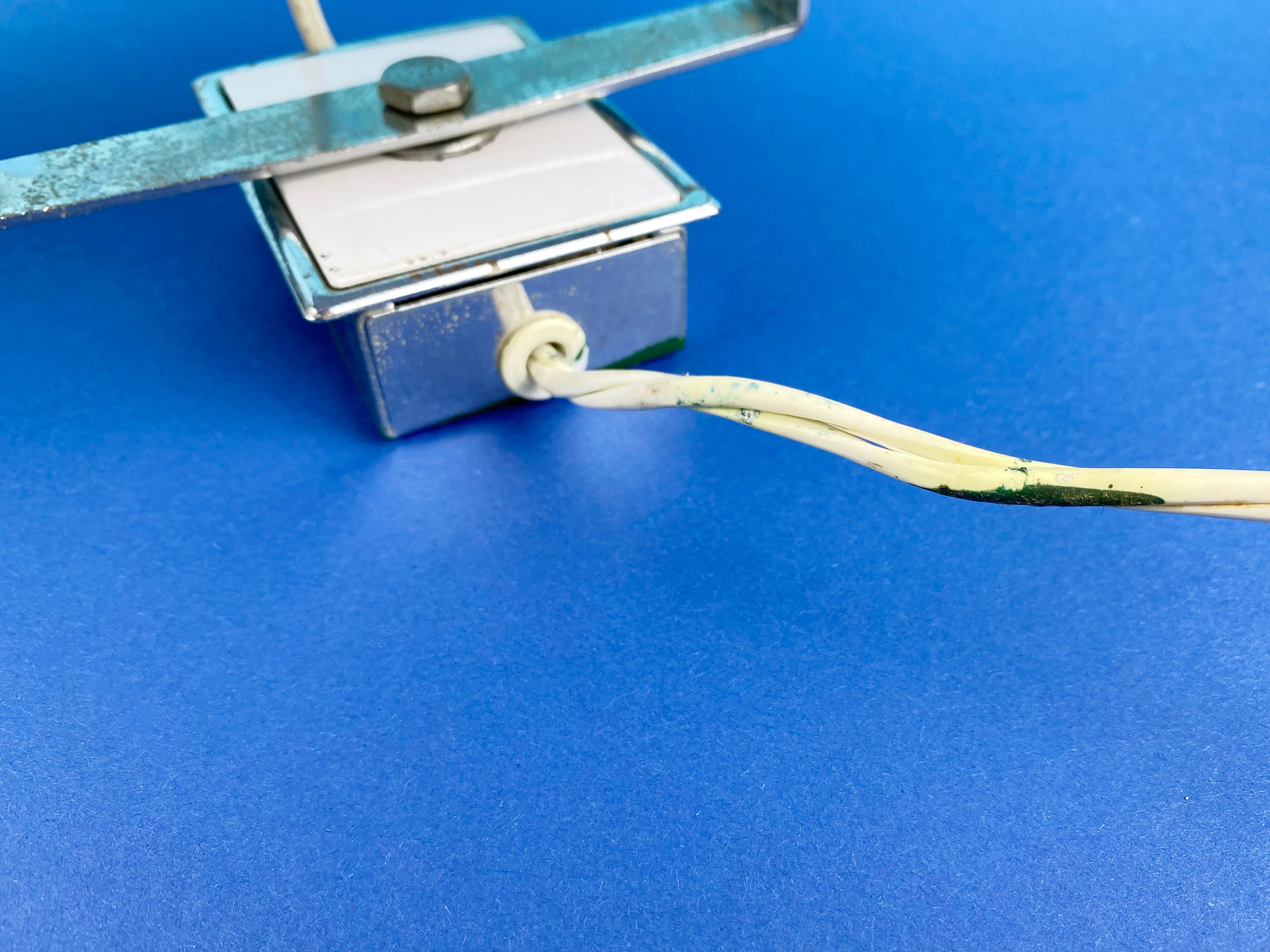 Bekijk Reeks Van 2 Uitstekende Witte Metaal Muur Schansen, Medio Eeuw ...