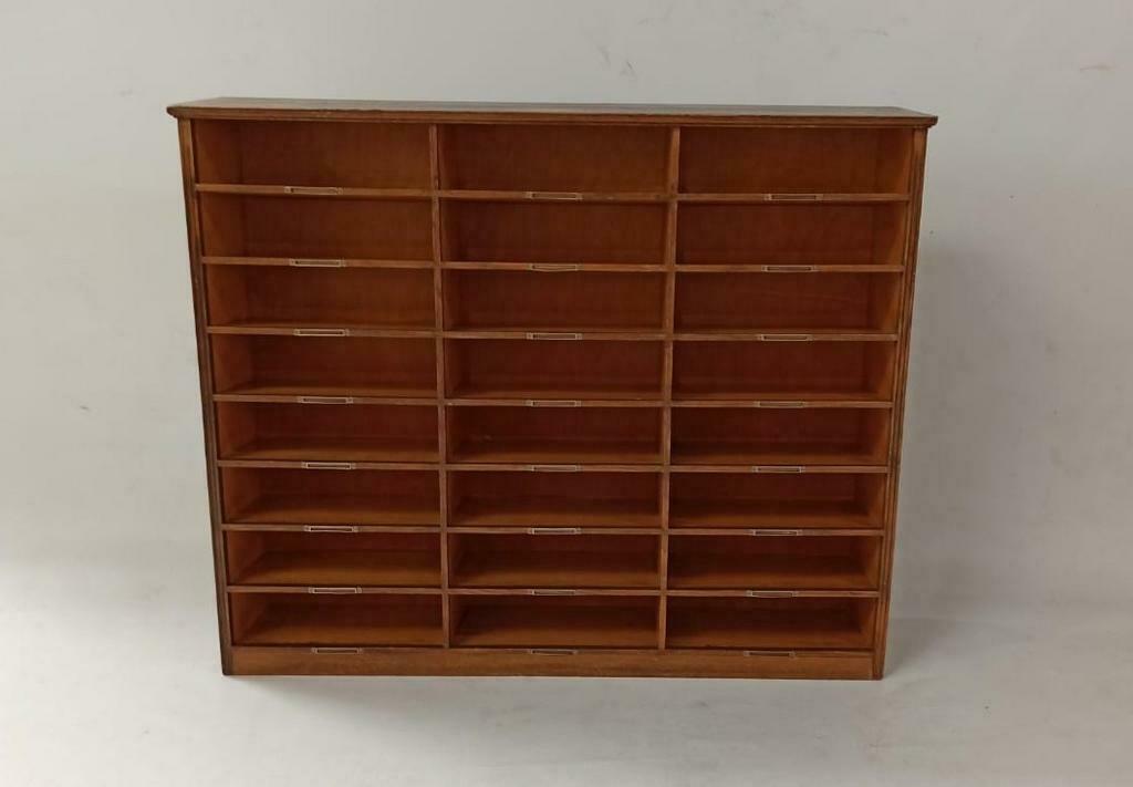Bekijk Vintage Houten Postsorteer Postvakjes Kast Wandmeubel op Reliving