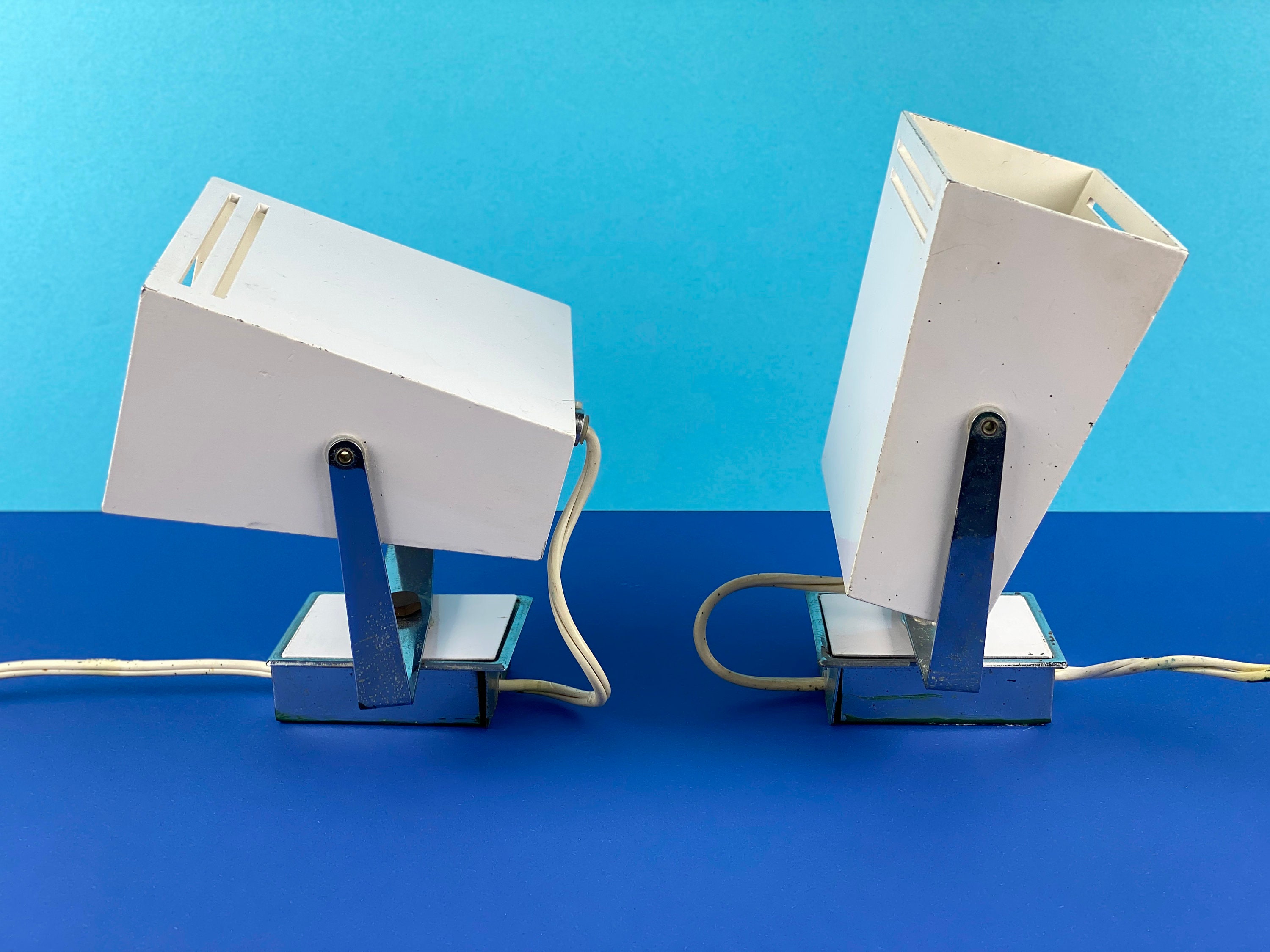 Bekijk Reeks Van 2 Uitstekende Witte Metaal Muur Schansen, Medio Eeuw ...