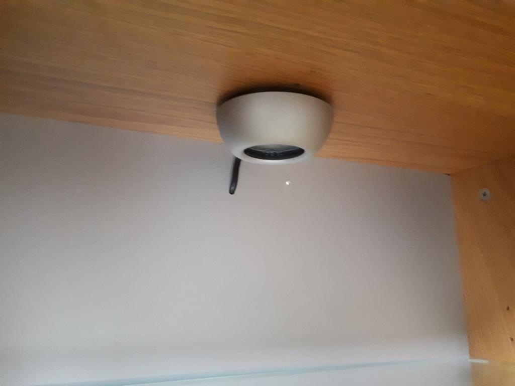 Bekijk Retro Dressoir Zwevend Verlichting Vitrinekast op Reliving