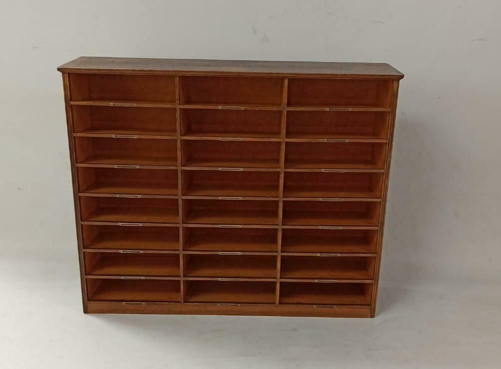 Bekijk Vintage Houten Postsorteer Postvakjes Kast Wandmeubel op Reliving