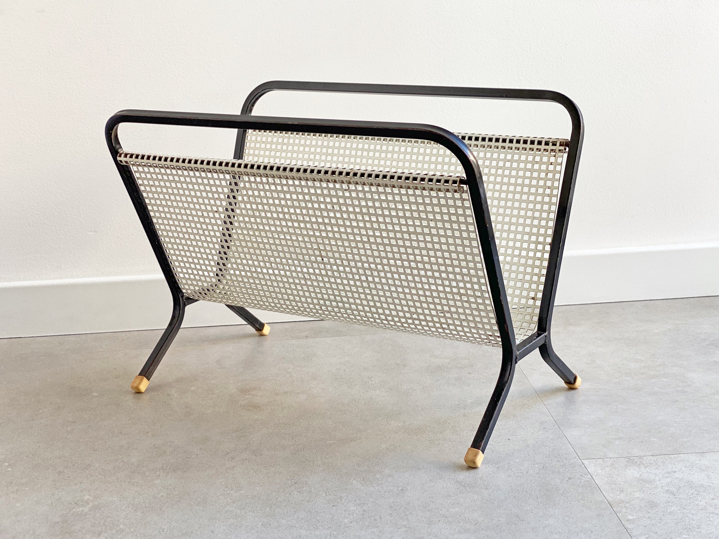 Bekijk Vintage Geperforeerd Metalen Tijdschriftenrek / Krantenmand ...