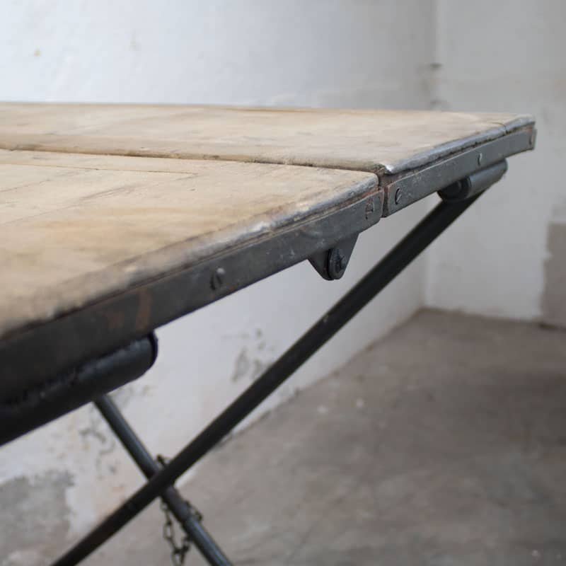 Bekijk Inklapbare Tafel Uit Poolse Leger op Reliving