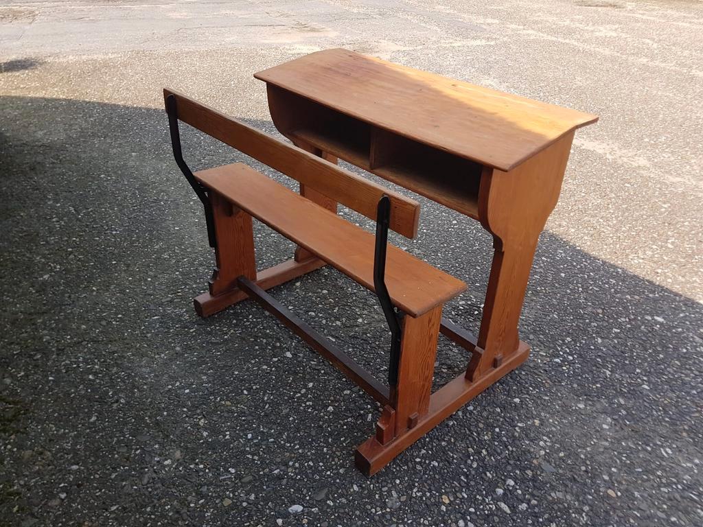 Bekijk Oude Lessenaar, Robuust Werkblad En Bankje op Reliving